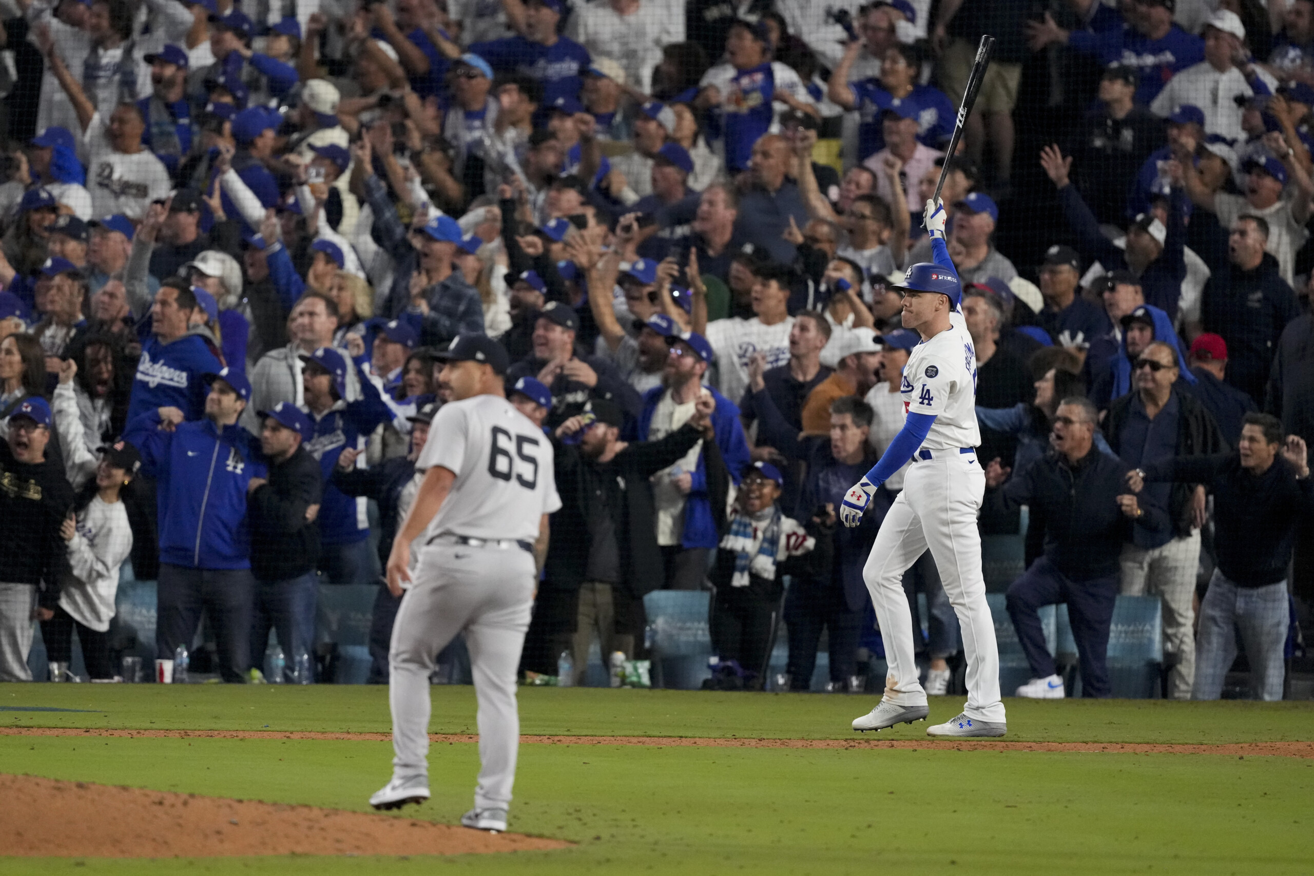 「あと5センチ高く投げていれば」「トーレスの酷い守備で炎上」NY紙がフリーマンの逆転満塁サヨナラ弾に屈したヤンキース「2つの敗因」を厳しく批判！ – 本格スポーツ議論ニュースサイト「RONSPO」